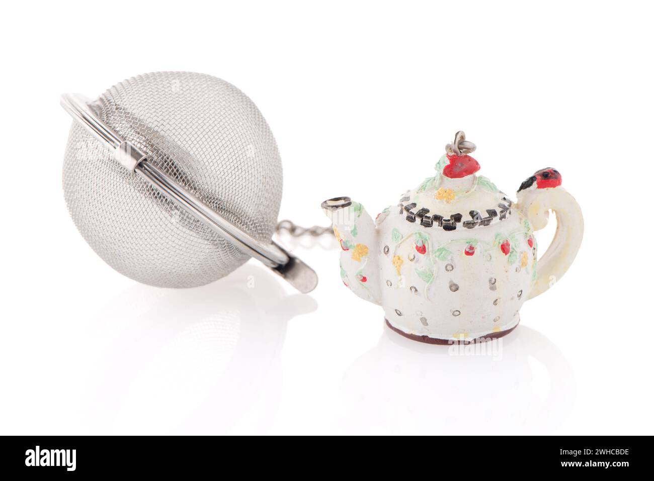 Close up metal kitchen strainer hi-res stock photography and images - Alamy