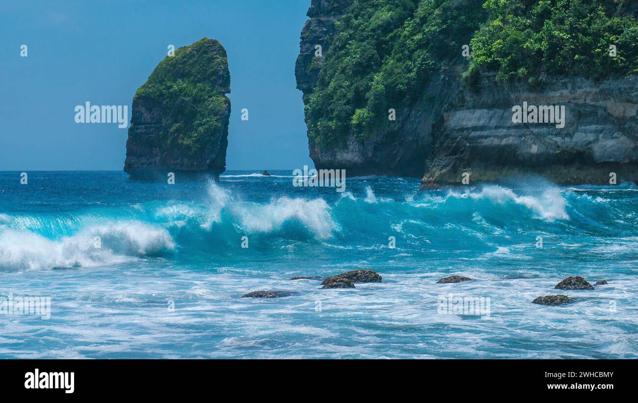 Rock in Tembeling Coastline at Nusa Penida island, Ocean Waves in Front ...