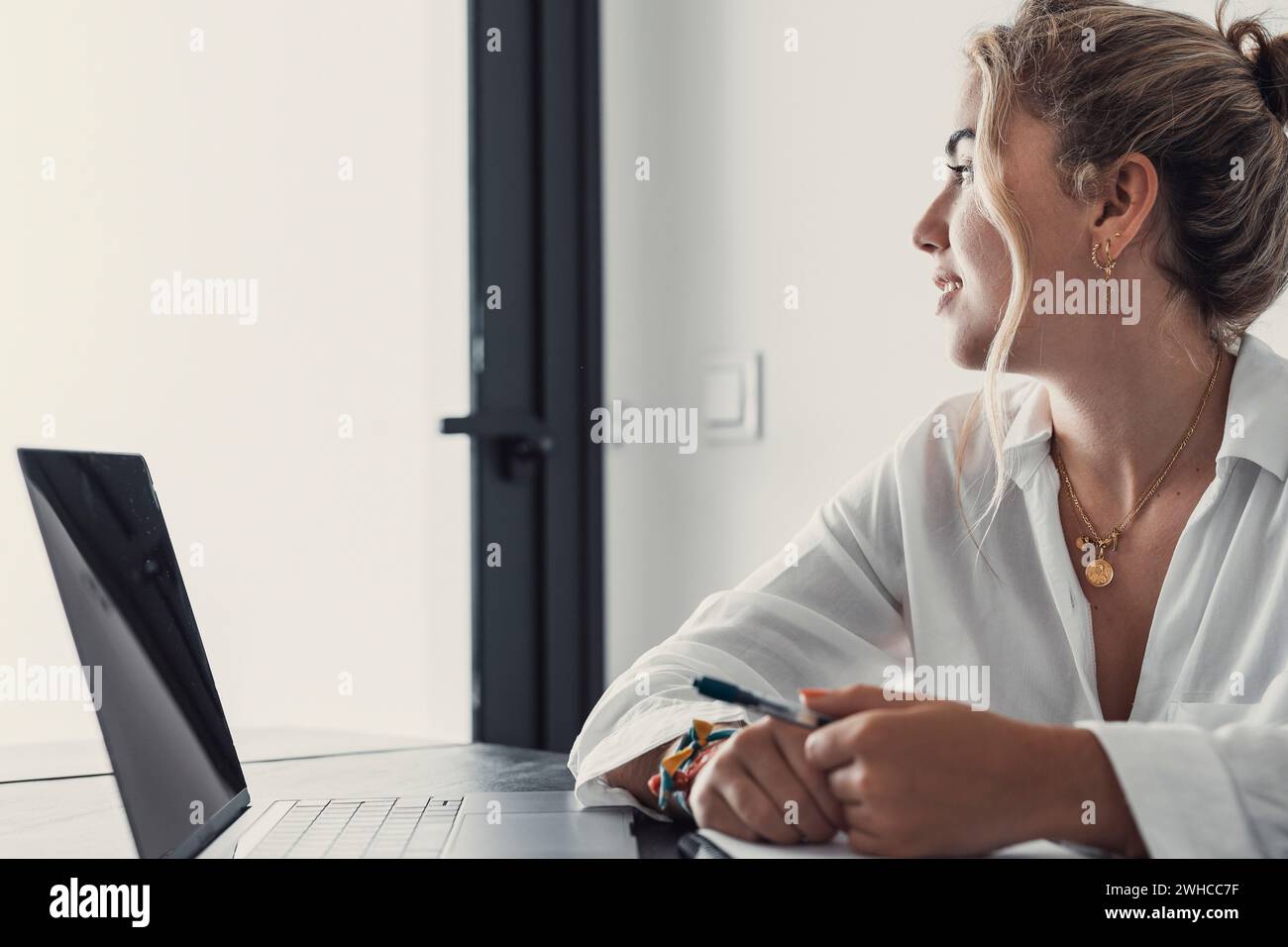 Woman distant hi-res stock photography and images - Alamy