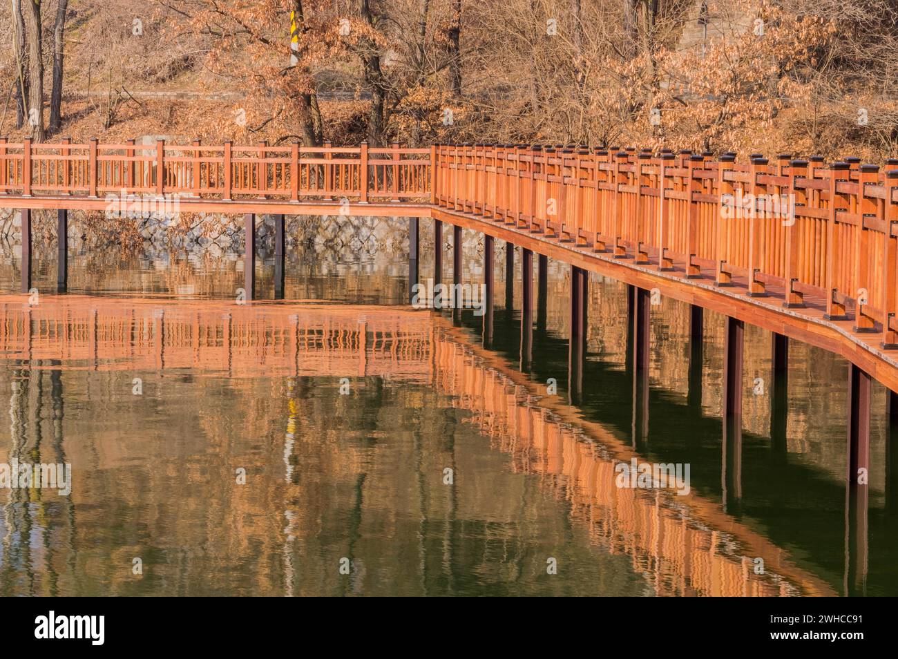Edge of walkway hi-res stock photography and images - Alamy
