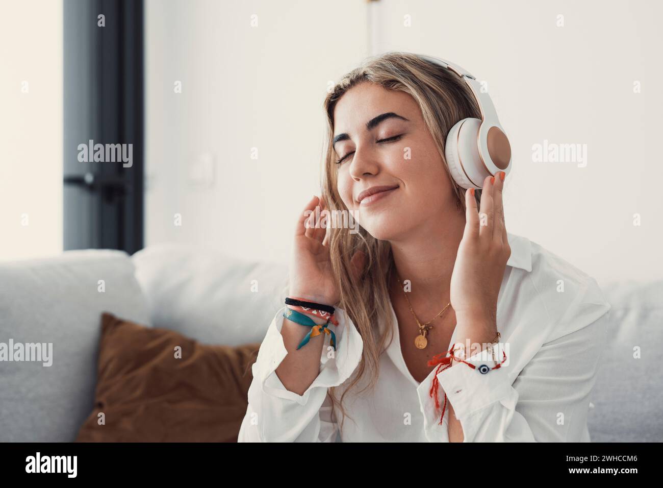 Relax headphones woman sofa hi-res stock photography and images - Alamy