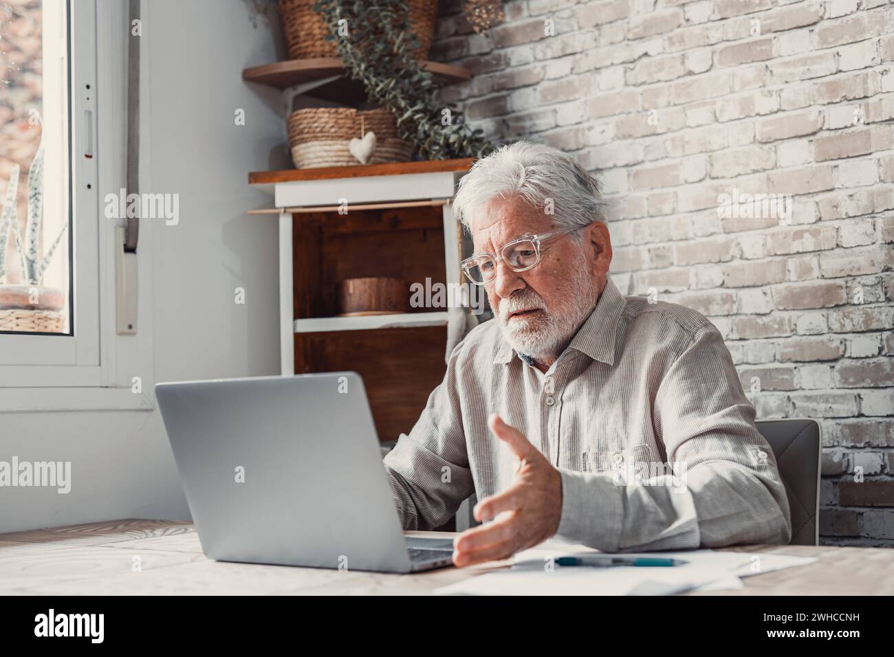 Old man confused computer hi-res stock photography and images - Alamy