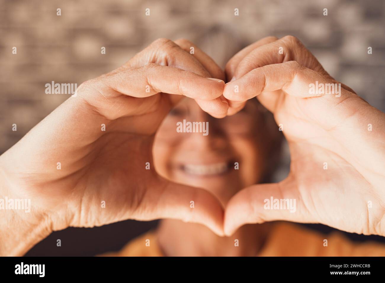 Mature woman fingers close up hi-res stock photography and images - Alamy