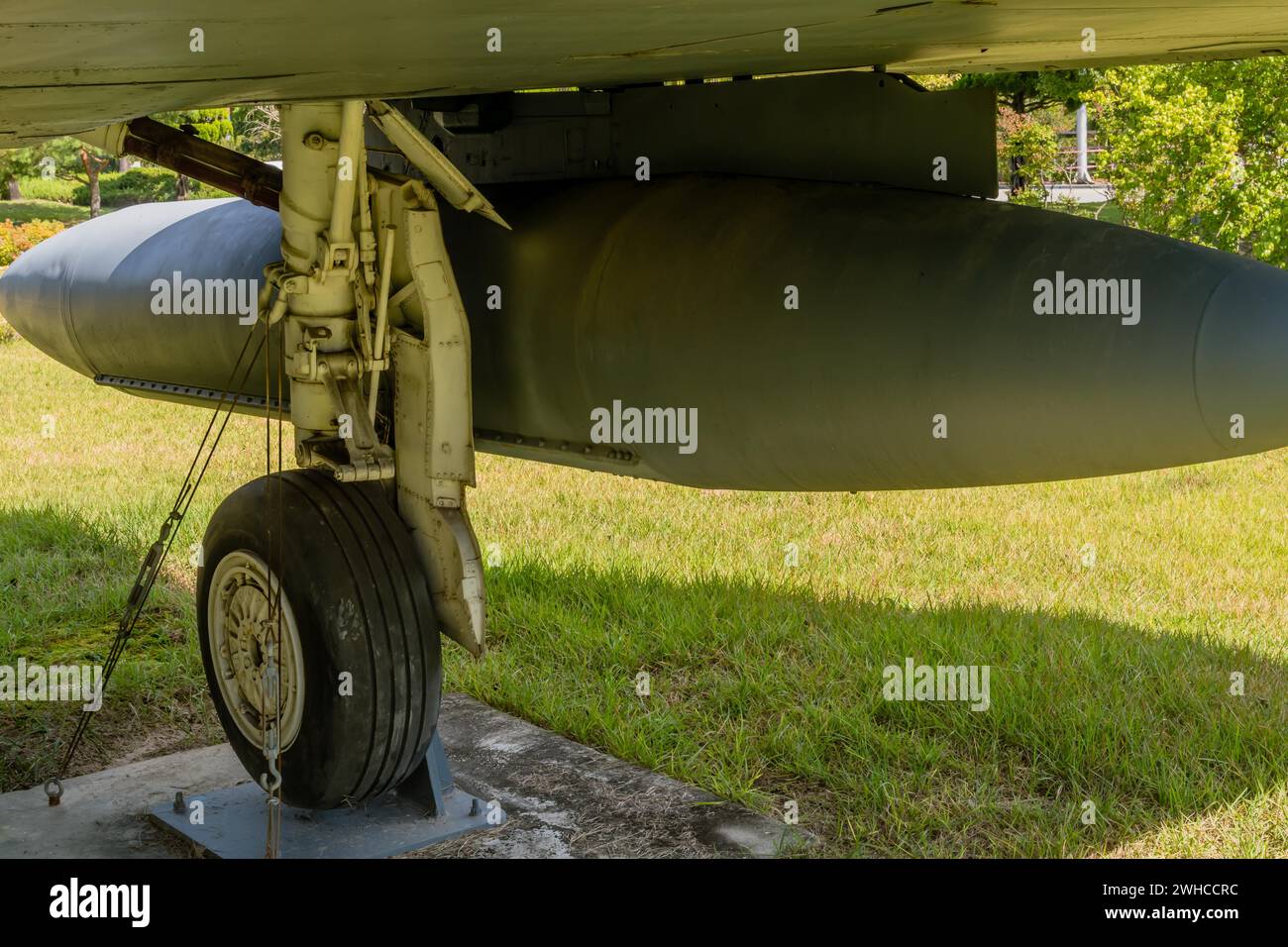 Closeup of starboard landing gear and external fuel tank on military ...