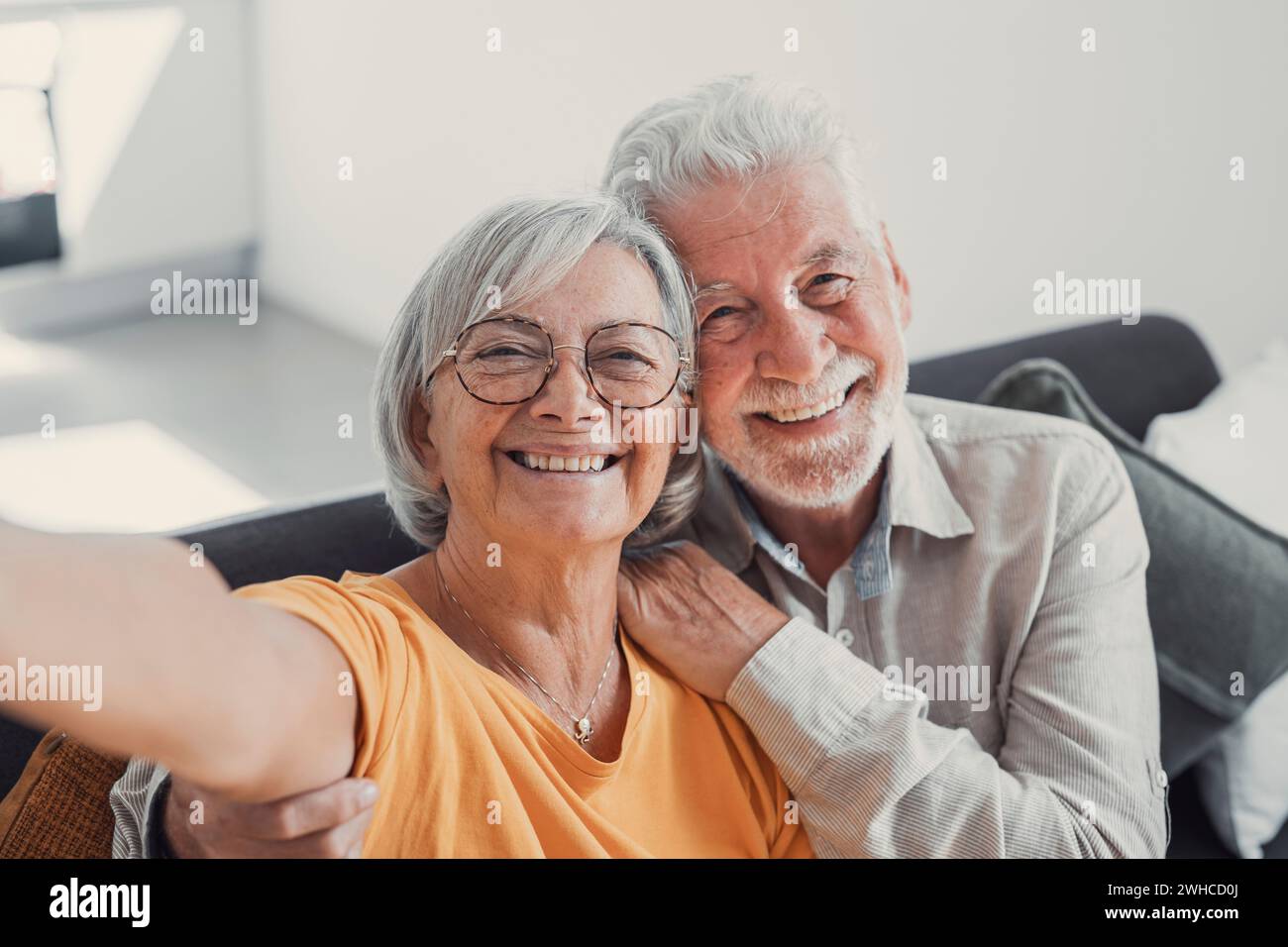 Online photo camera hi-res stock photography and images - Alamy