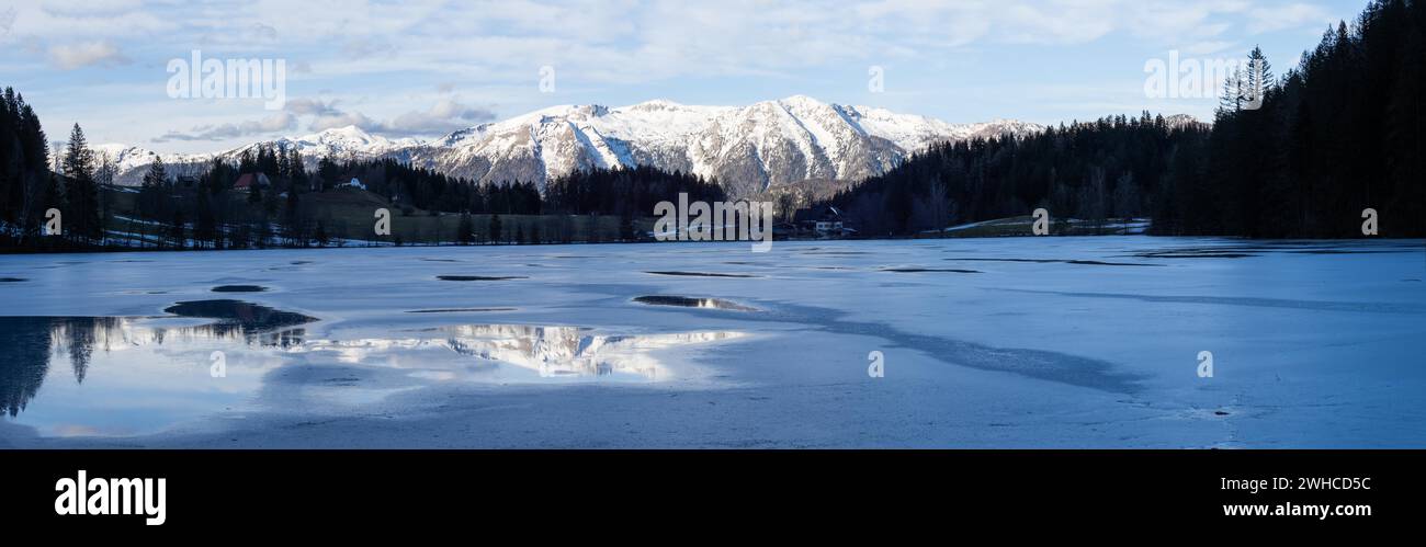 Winter mood, frozen Gleinkersee, behind the Sengsengebirge, reflection ...