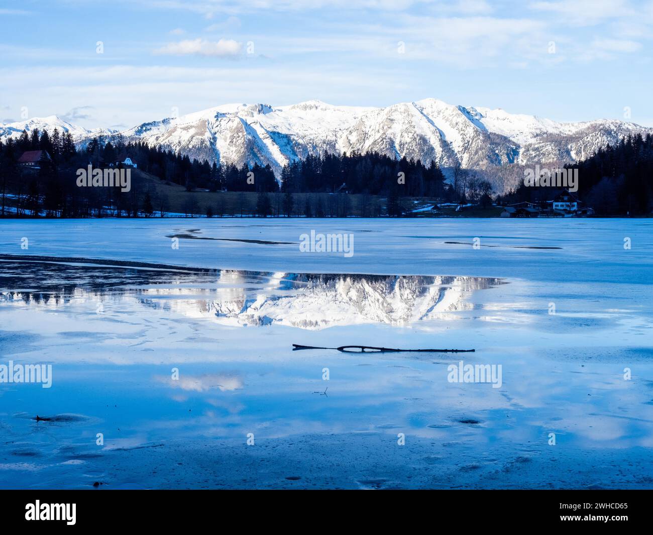 Winter mood, frozen Gleinkersee, behind the Sengsengebirge, reflection ...
