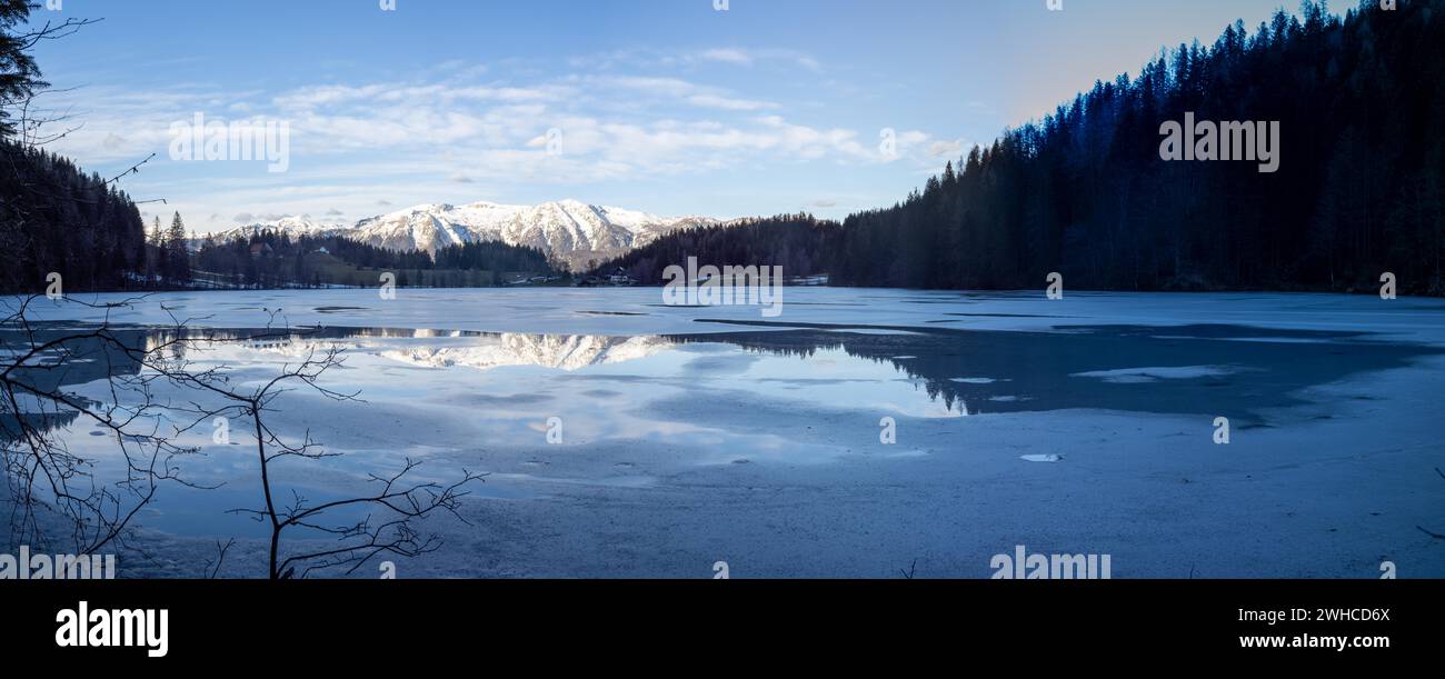 Winter mood, frozen Gleinkersee, behind the Sengsengebirge, reflection ...