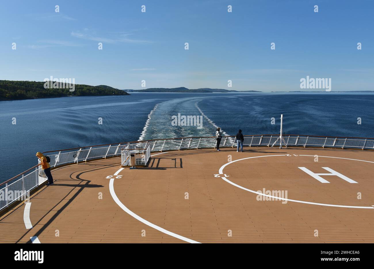 Helicopter landing on ship hi-res stock photography and images - Alamy