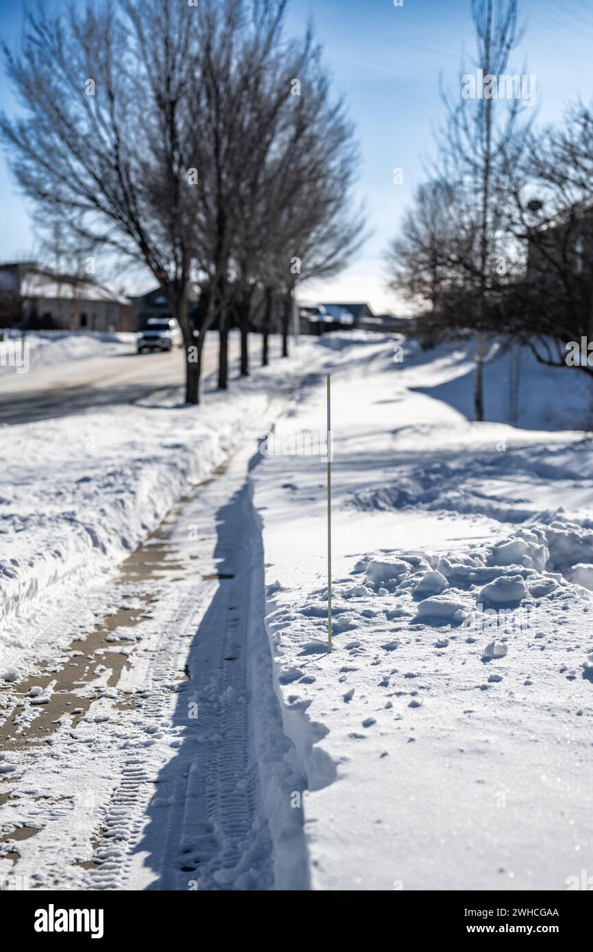 Sidewalk with edge markers used for snow blowing guides Stock Photo - Alamy