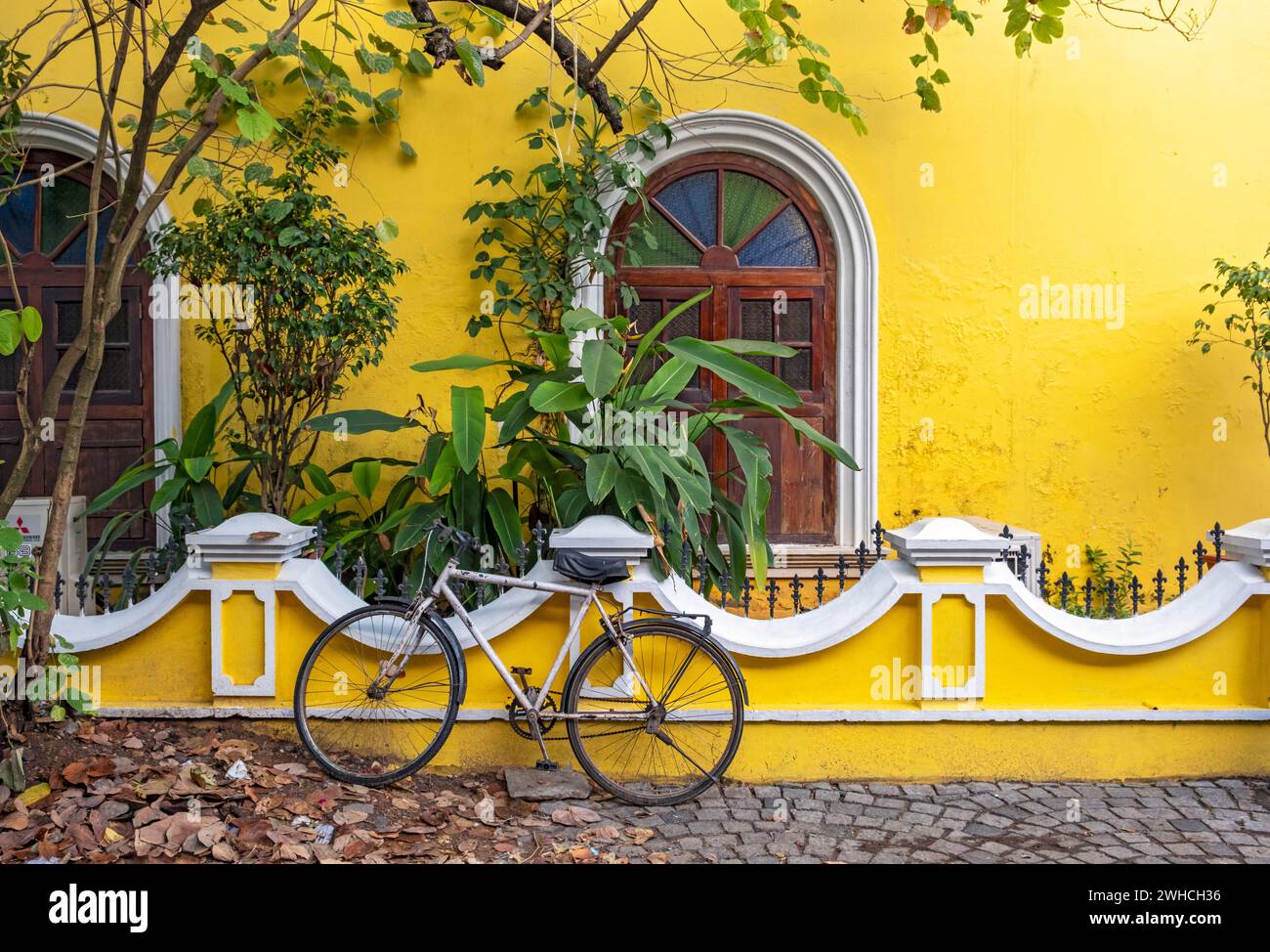 Street scene with bicycle in front of yellow house, Fort Kochi, Cochin ...