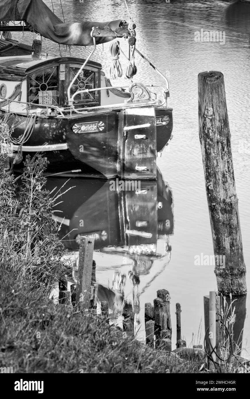 Boats sluice harbour Black and White Stock Photos & Images - Alamy
