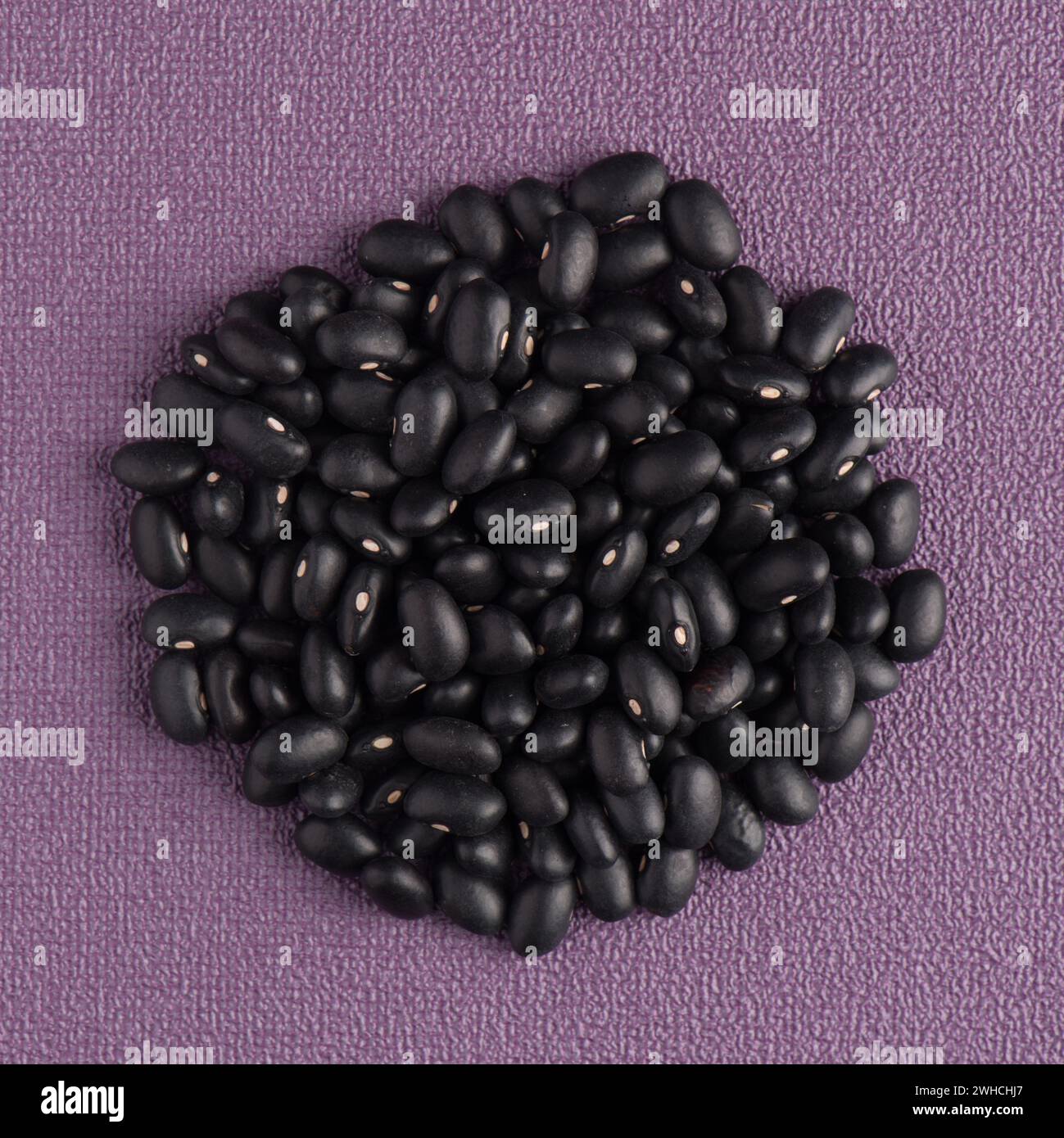 Circle of black beans Stock Photo - Alamy