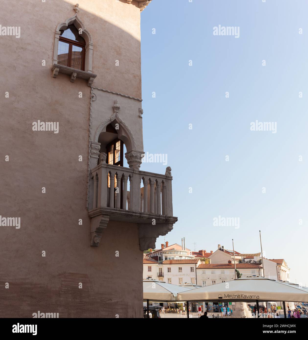 Lancet arch structure hi-res stock photography and images - Alamy