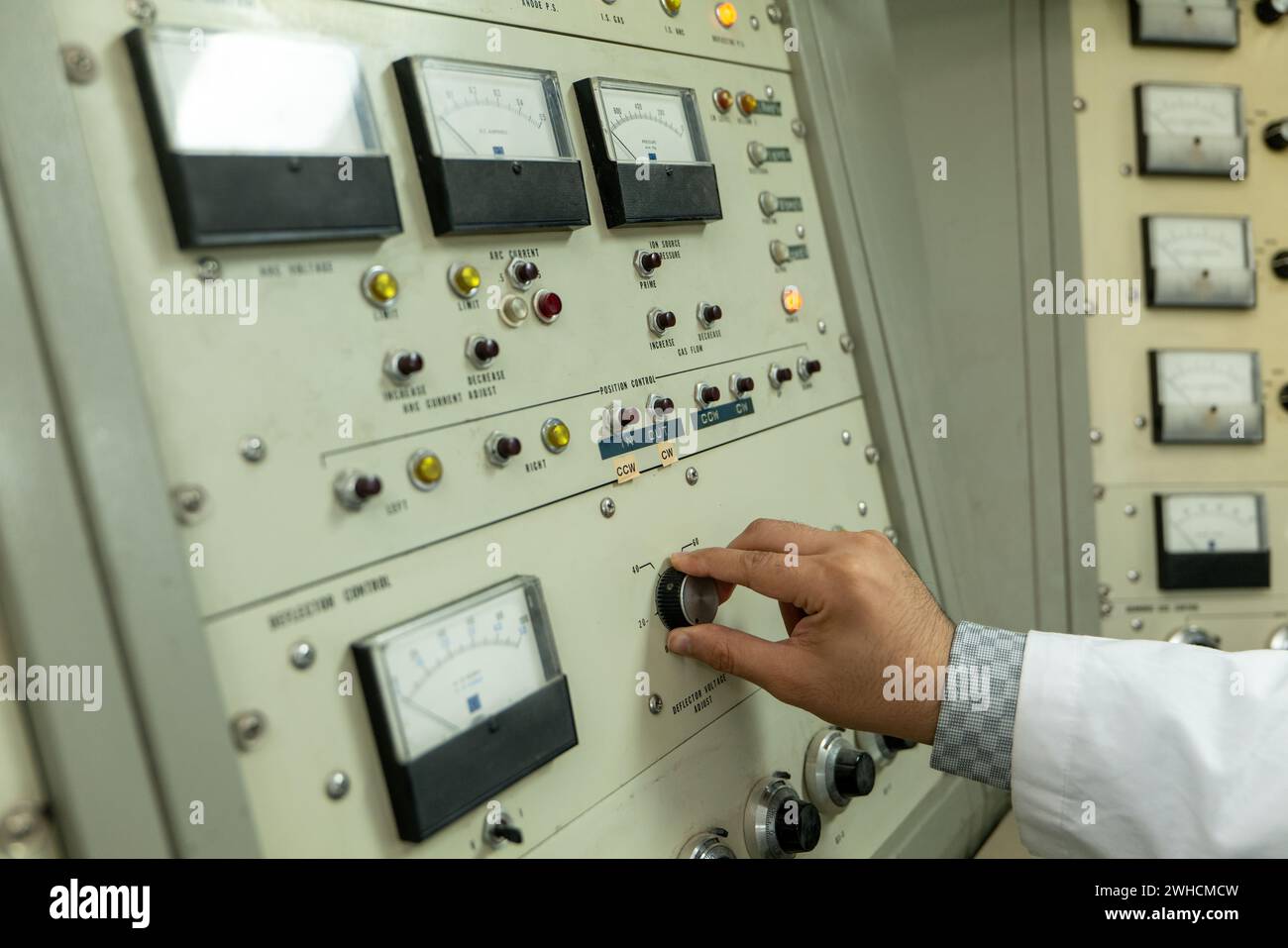 Control Panel of a Cyclotron Particle Accelerator Stock Photo - Alamy Control Panel of a Cyclotron Particle Accelerator Stock Photo - Alamy