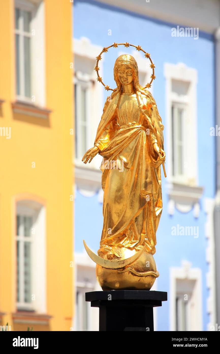 The historic old town centre of Dingolfing with a view of the statue of ...