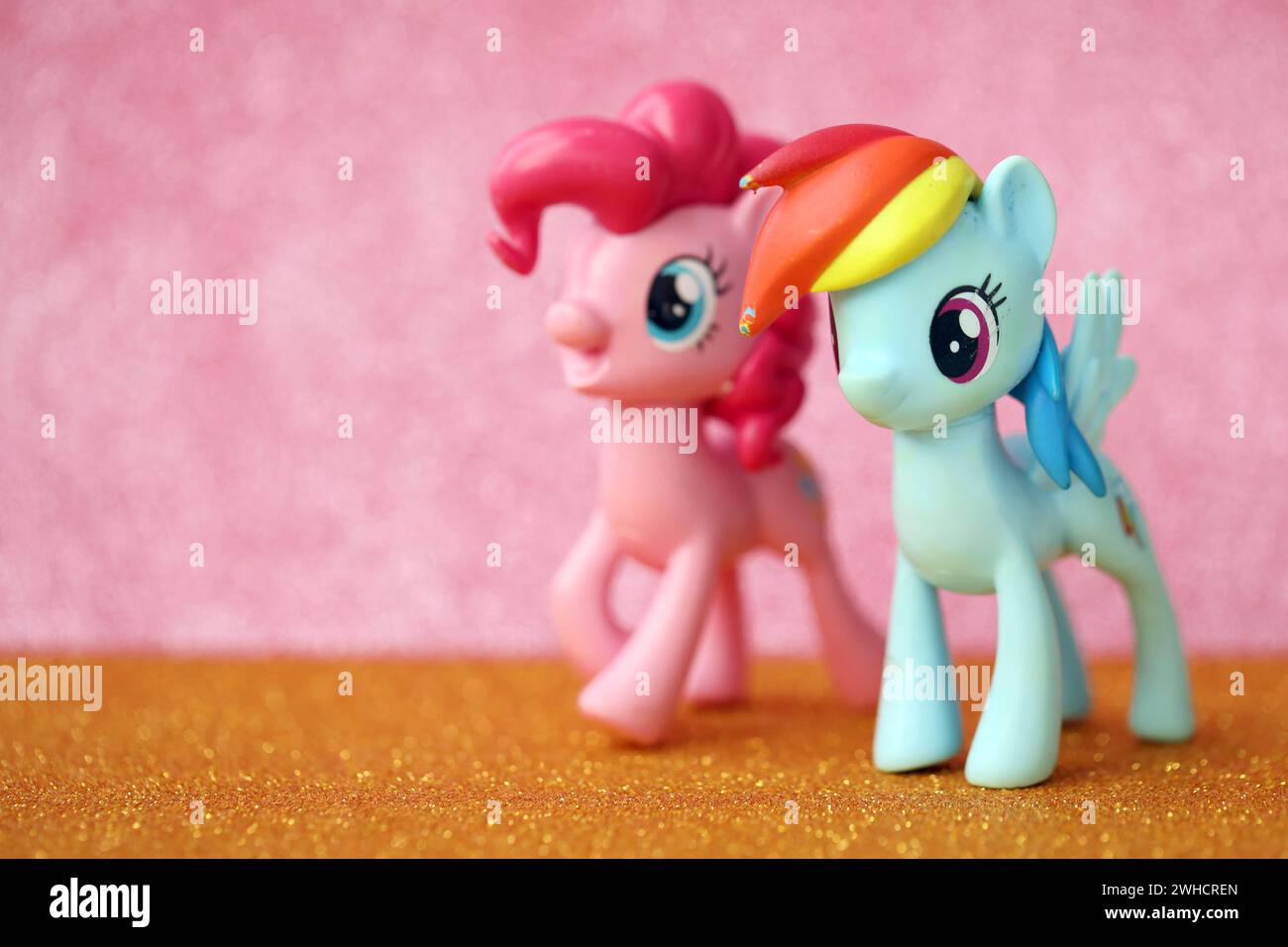 Rainbow Dash And Pinkie Pie Kiss