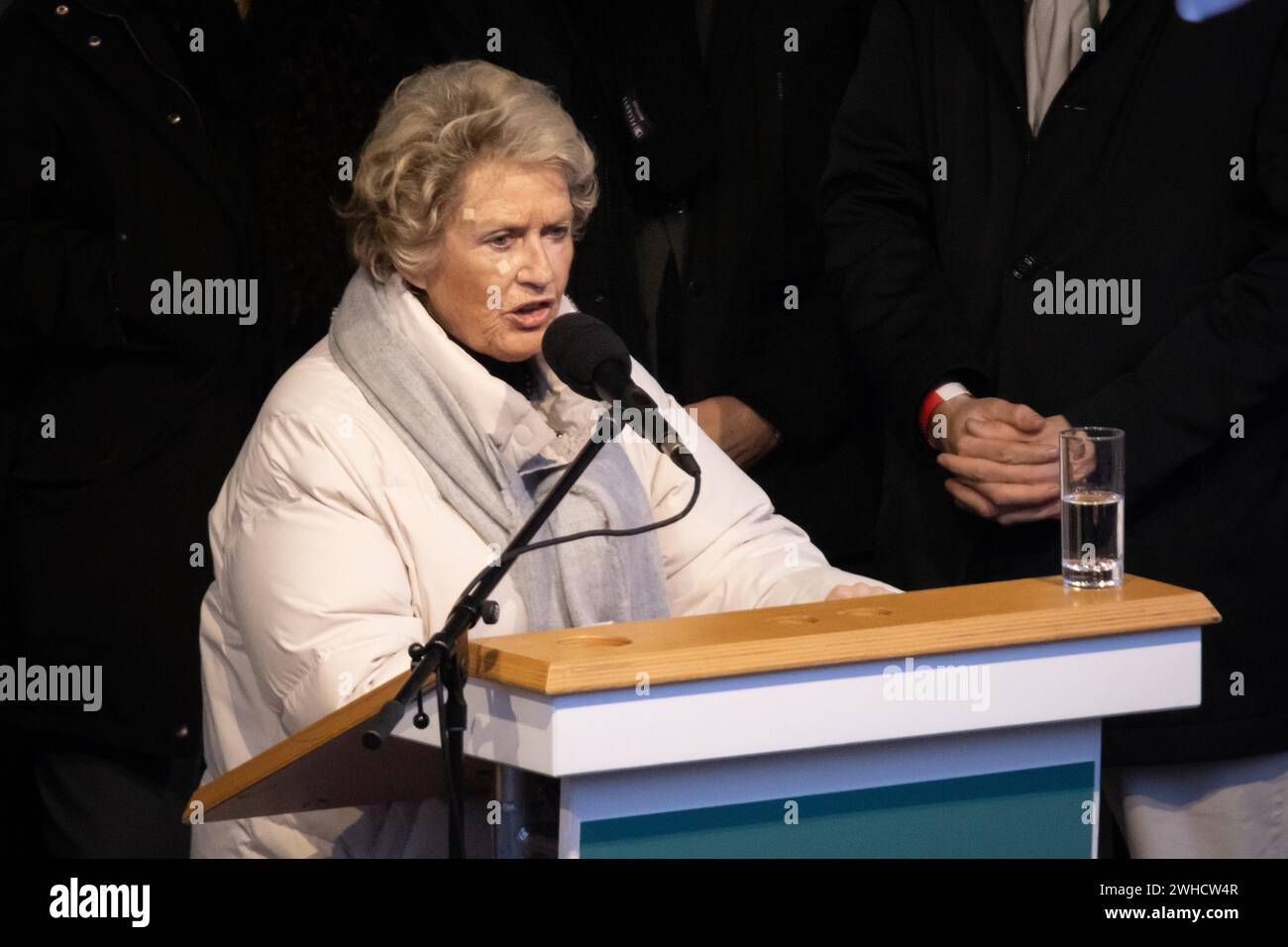 Around 20, 000 people gathered on the Roemerberg in Frankfurt am Main ... Around 20, 000 people gathered on the Roemerberg in Frankfurt am Main ...
