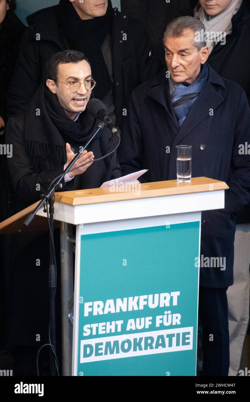 Around 20, 000 people gathered on the Roemerberg in Frankfurt am Main ...