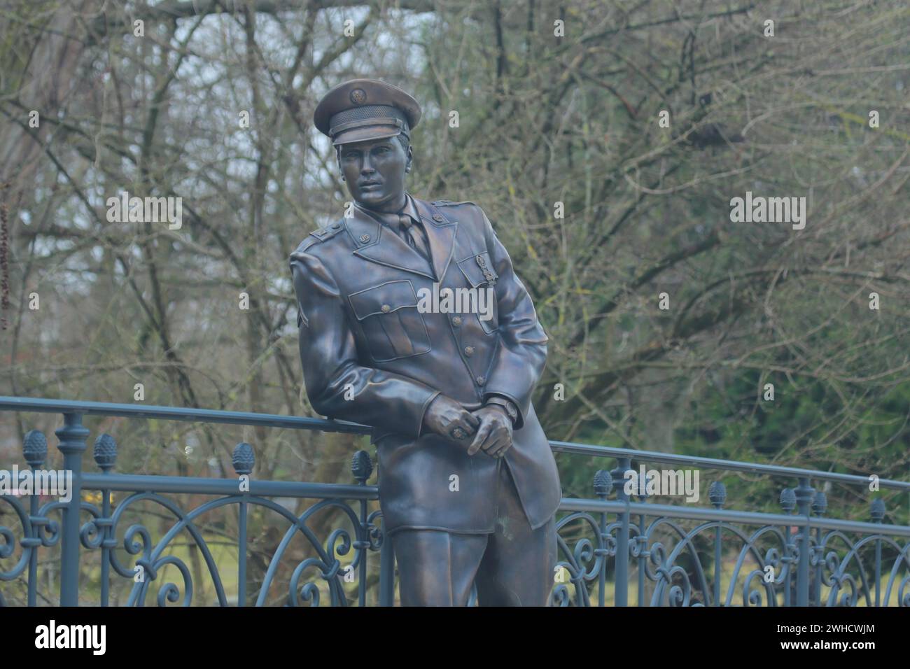Sculpture of Elvis Presley, Usa-Bridge, monument, railing, leaning ...