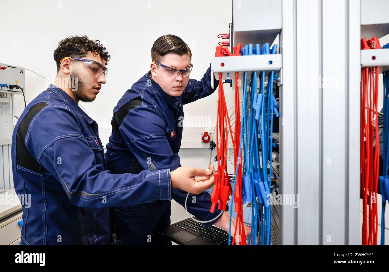 Training 2024 hi-res stock photography and images - Alamy