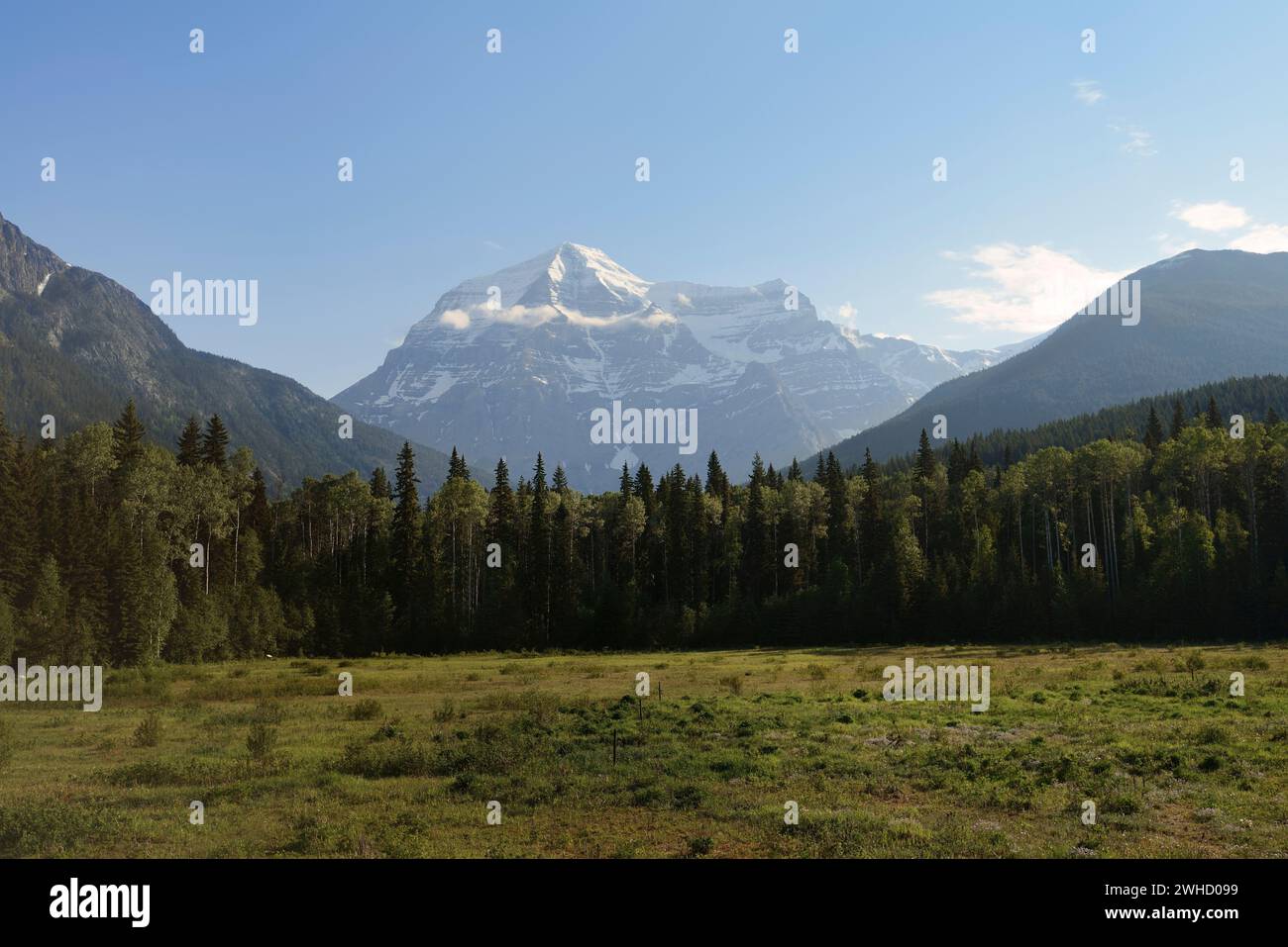 Mount Robson, at 3954 m the highest mountain in the Canadian Rocky ...