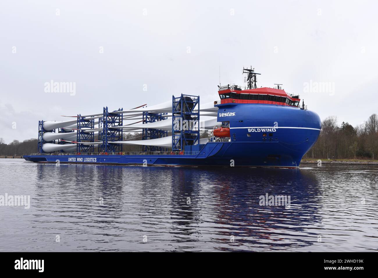 Cargo ship Boldwind transports rotor blades for wind turbines in the ...