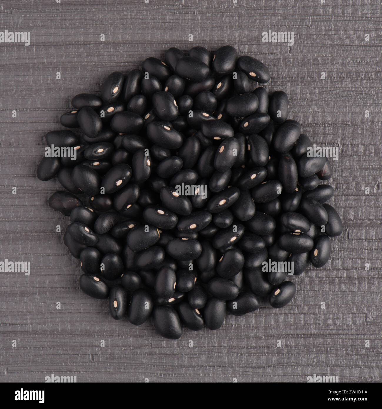 Circle of black beans Stock Photo - Alamy