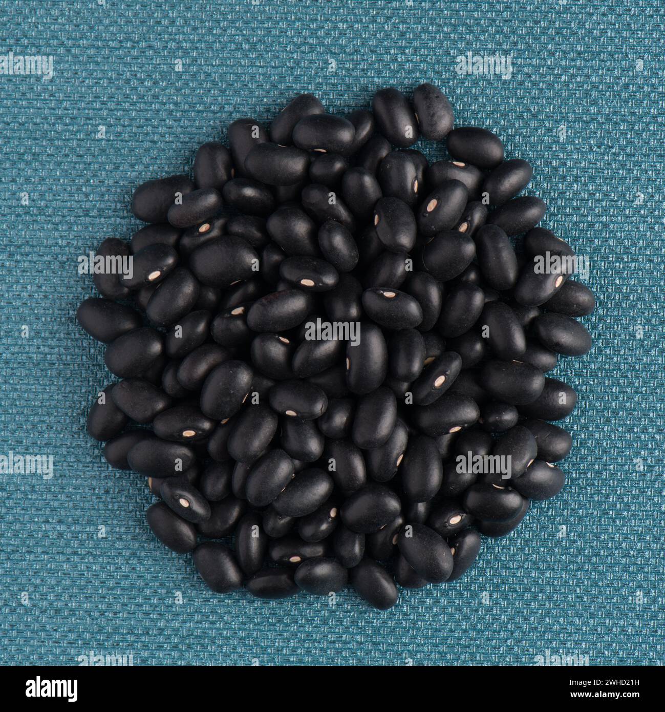 Circle of black beans Stock Photo - Alamy
