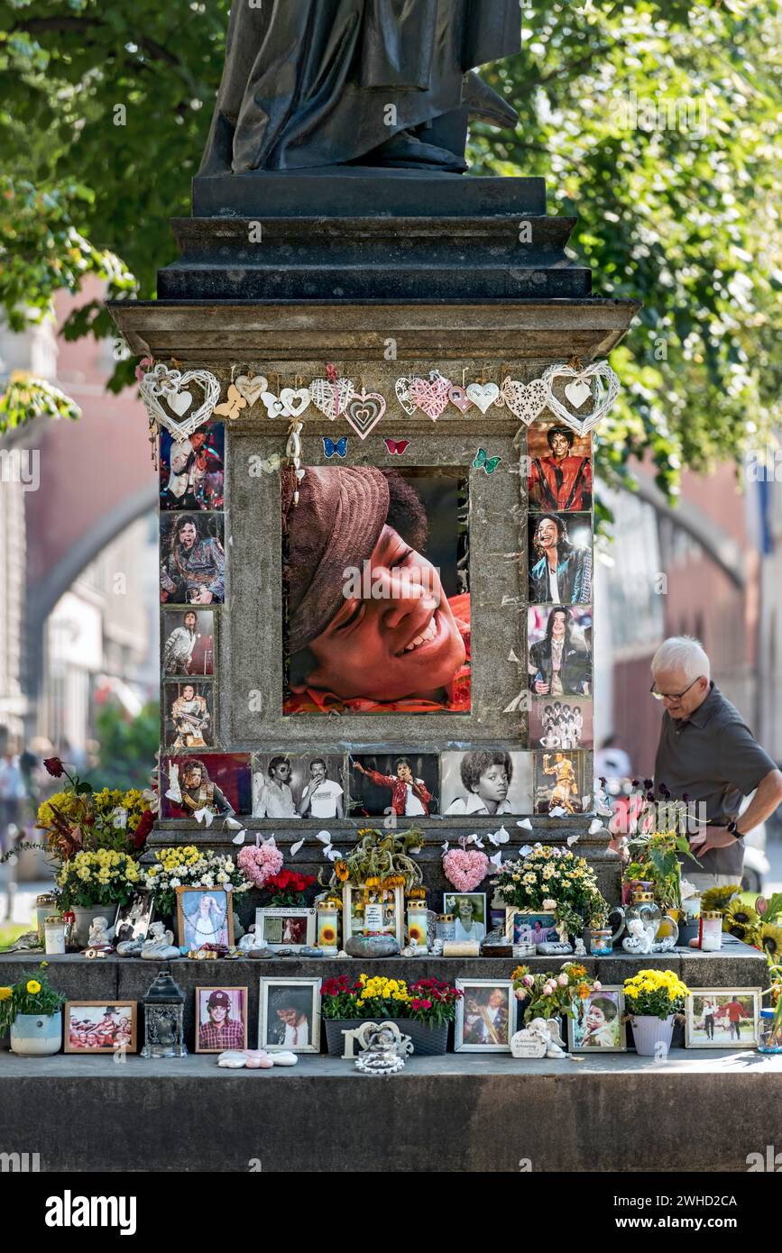 Pictures, hearts, flowers at cult site in memory of pop singer Michael ...