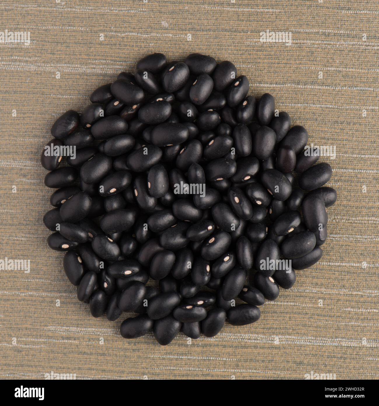 Circle of black beans Stock Photo - Alamy