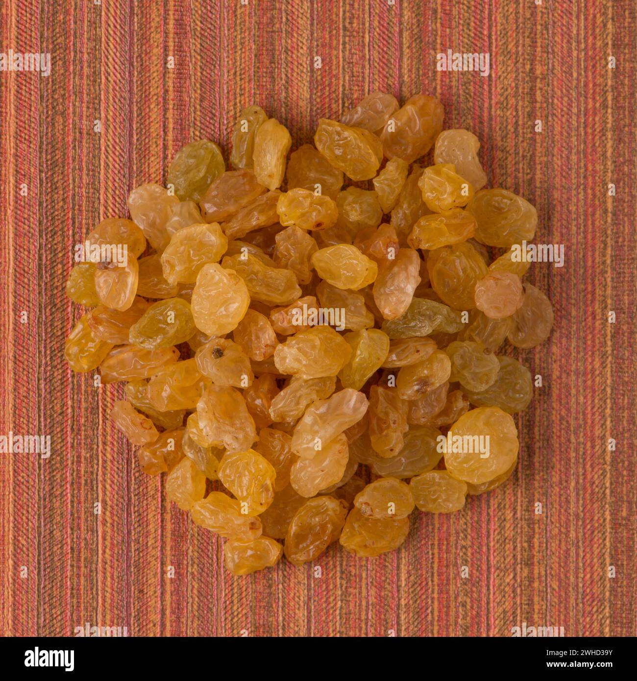 Circle of golden raisins Stock Photo - Alamy