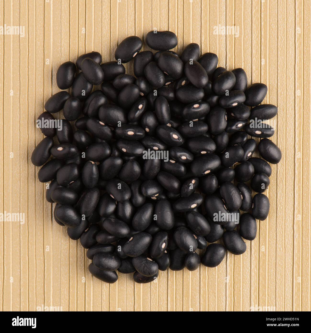 Circle of black beans Stock Photo - Alamy