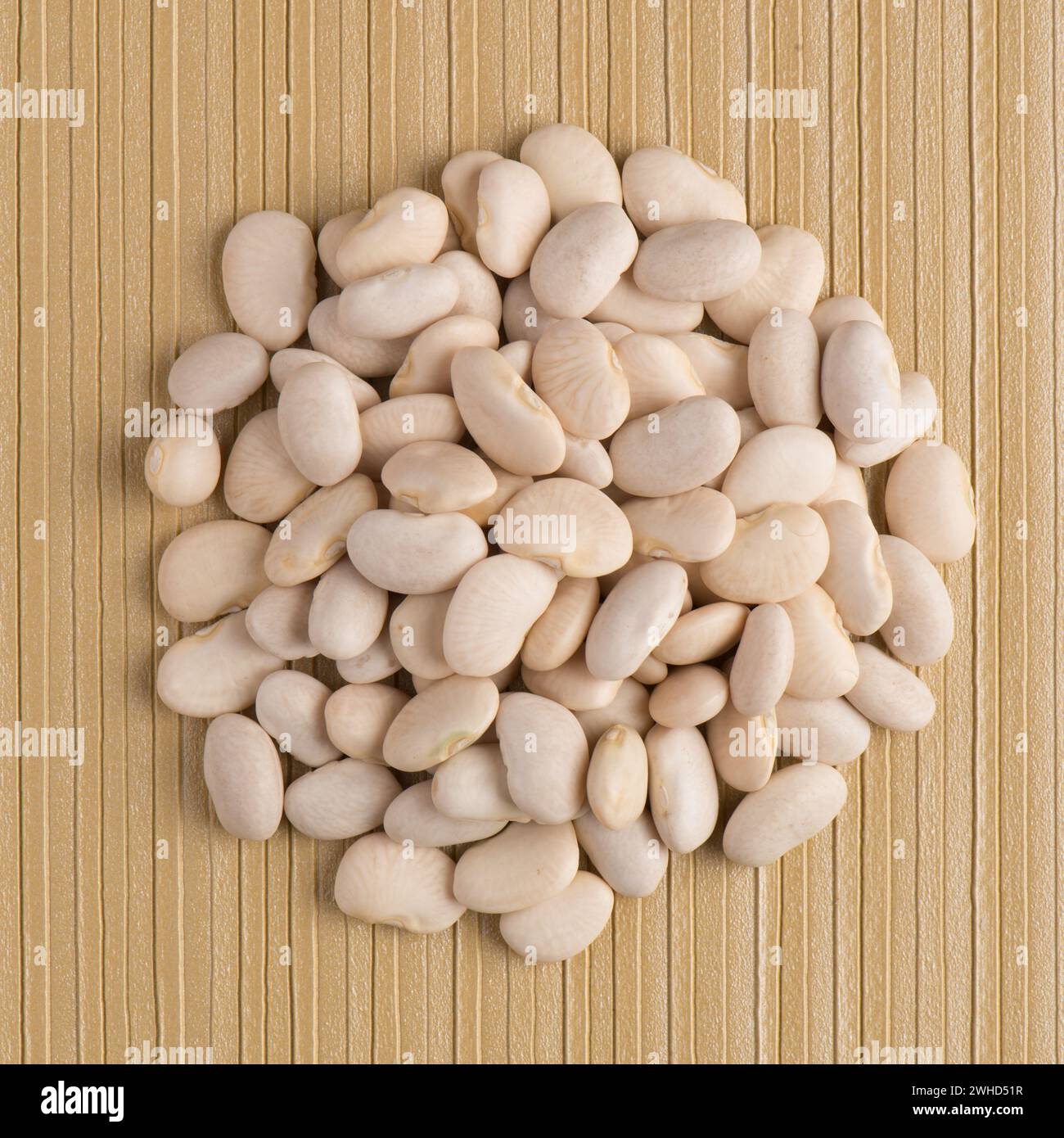 Circle of white beans Stock Photo - Alamy