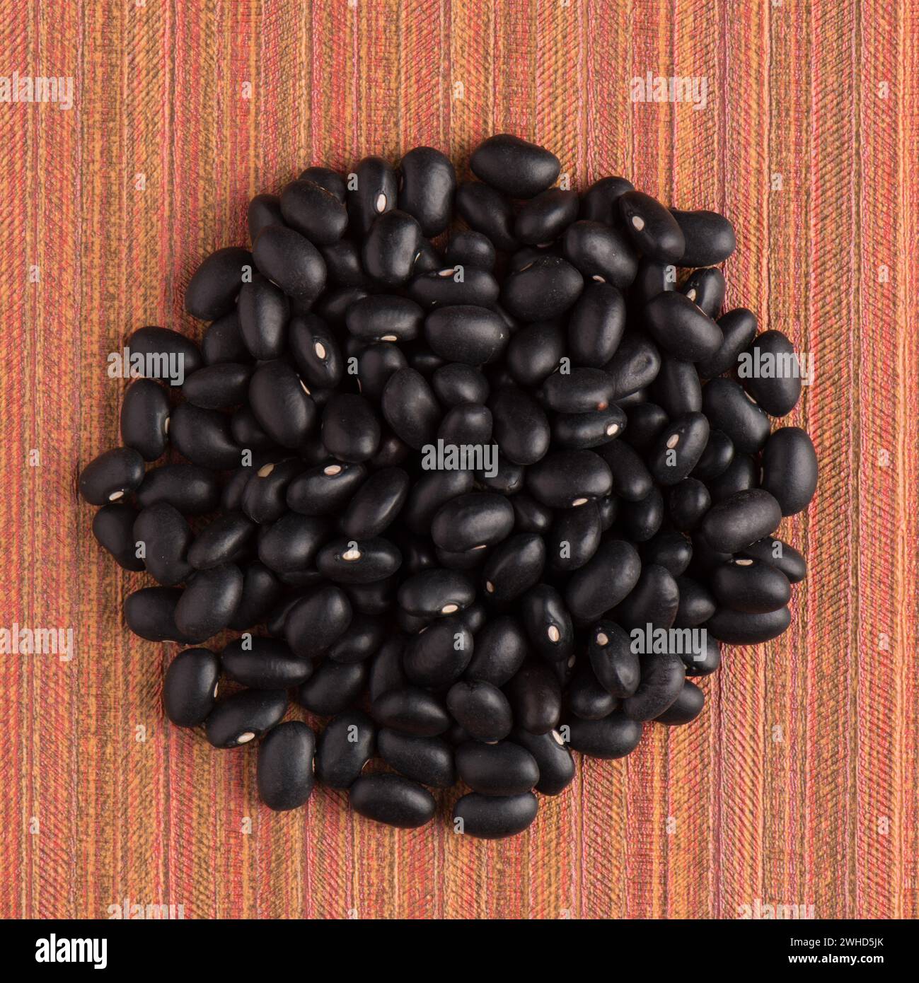 Circle of black beans Stock Photo - Alamy