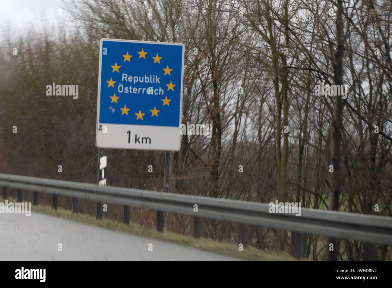 23.12.2023, Kiefersfelden, Bayern, GER - Schild an der Staatsgrenze zu ...