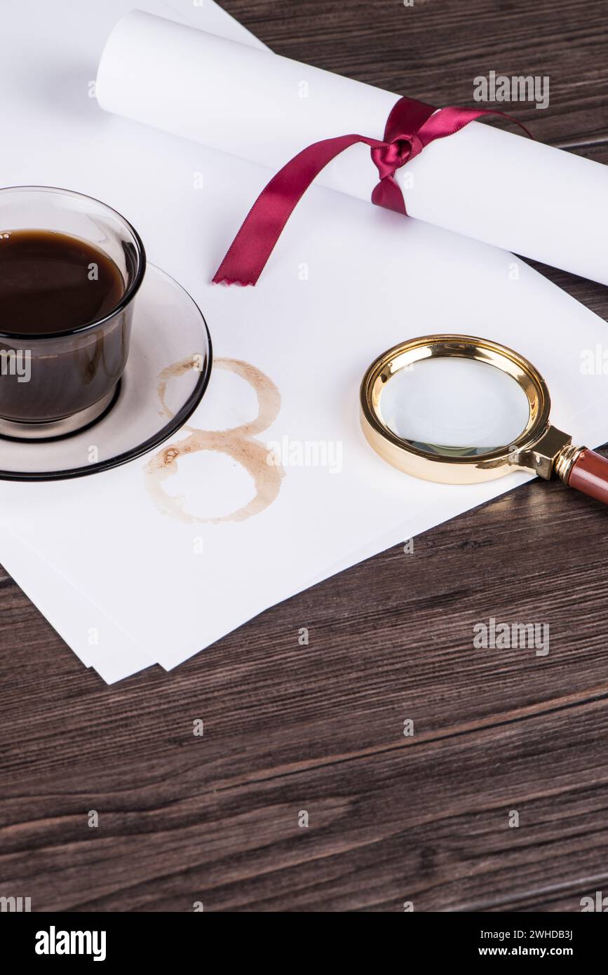 Detective glass hi-res stock photography and images - Alamy