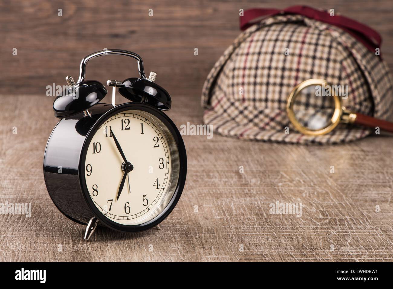 Sherlock Hat and magnifying glass Stock Photo - Alamy