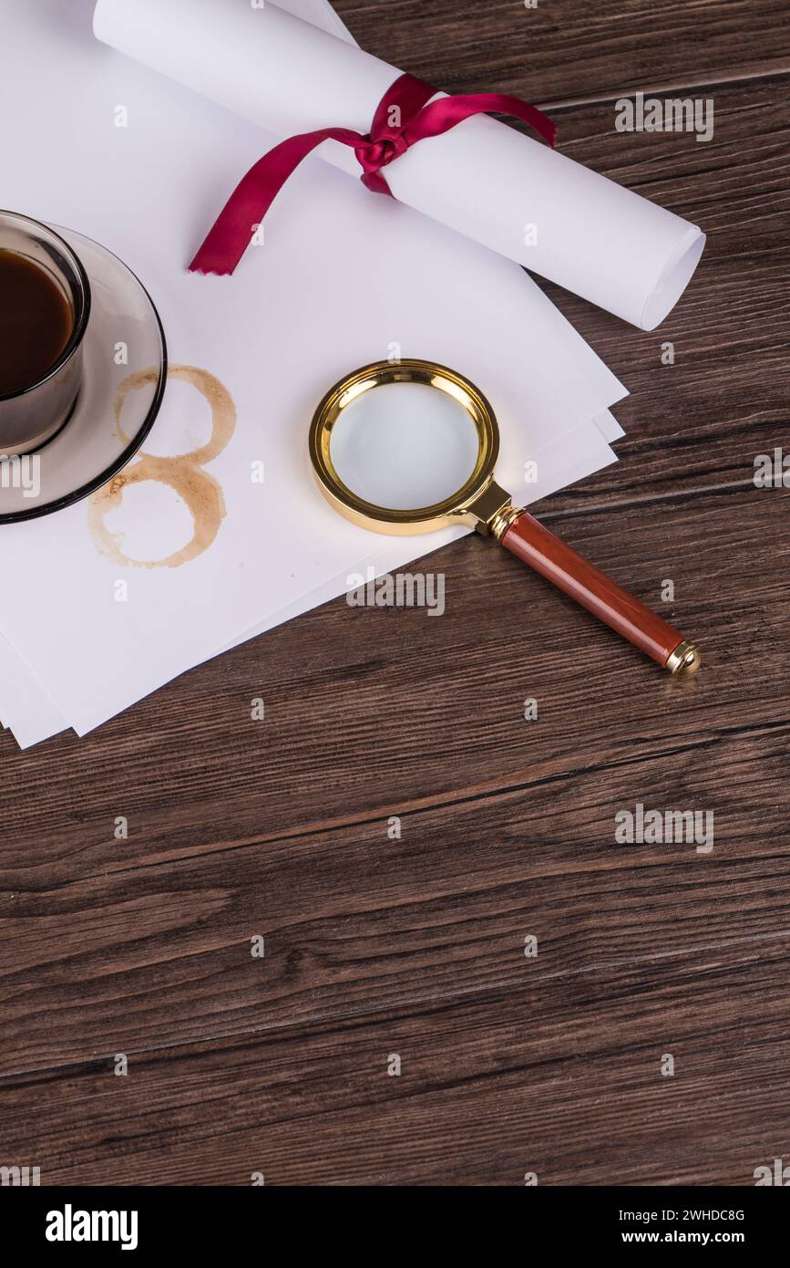 Detective glass hi-res stock photography and images - Alamy