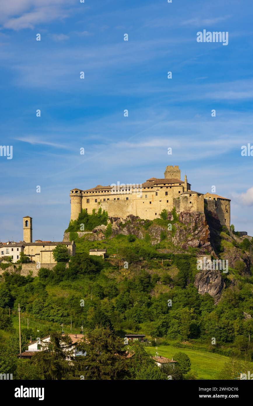 Bardi castle (Castello di Bardi) with town, province of Parma, Emilia ...