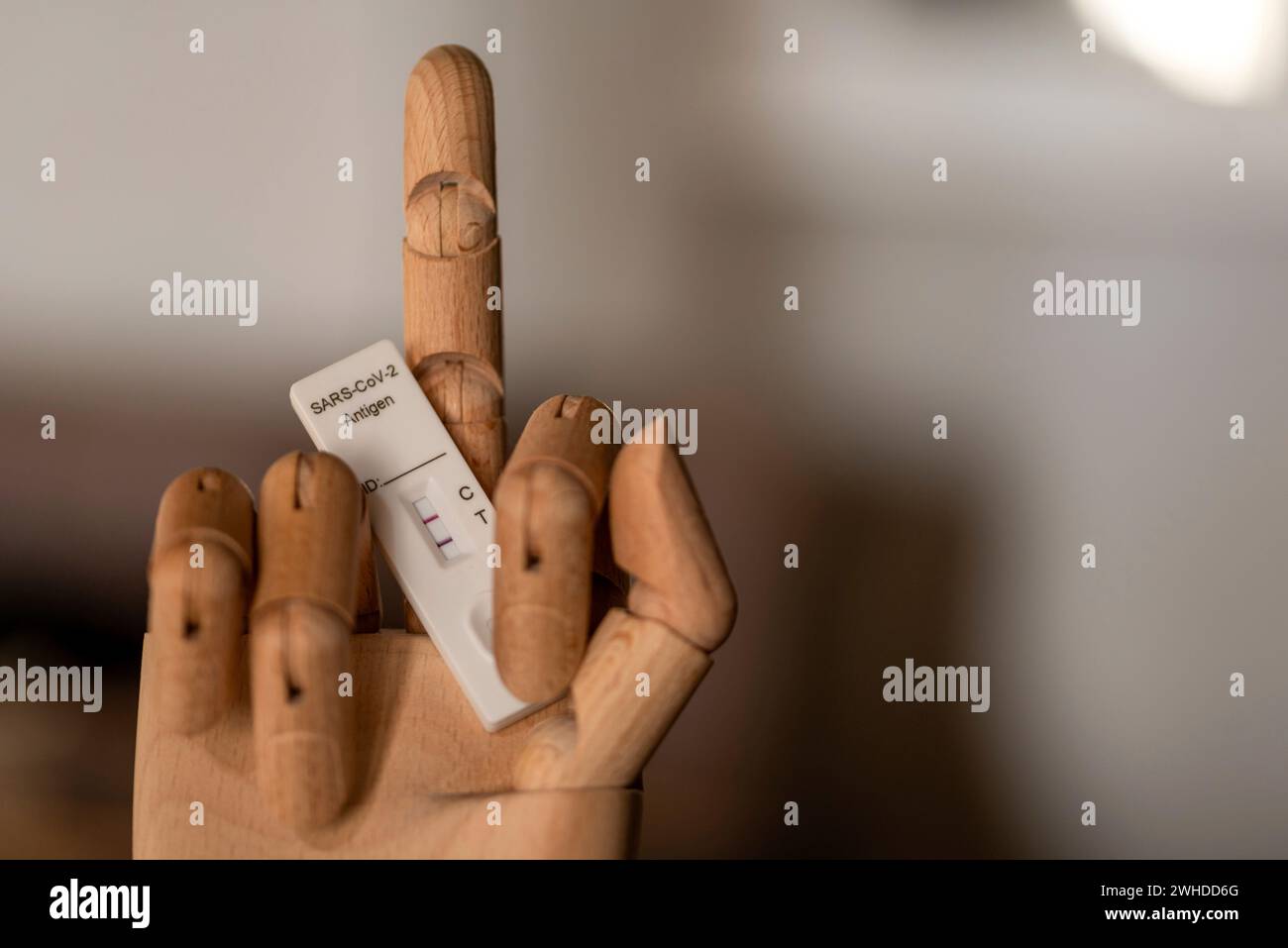 Positive covid test hand hi-res stock photography and images - Alamy