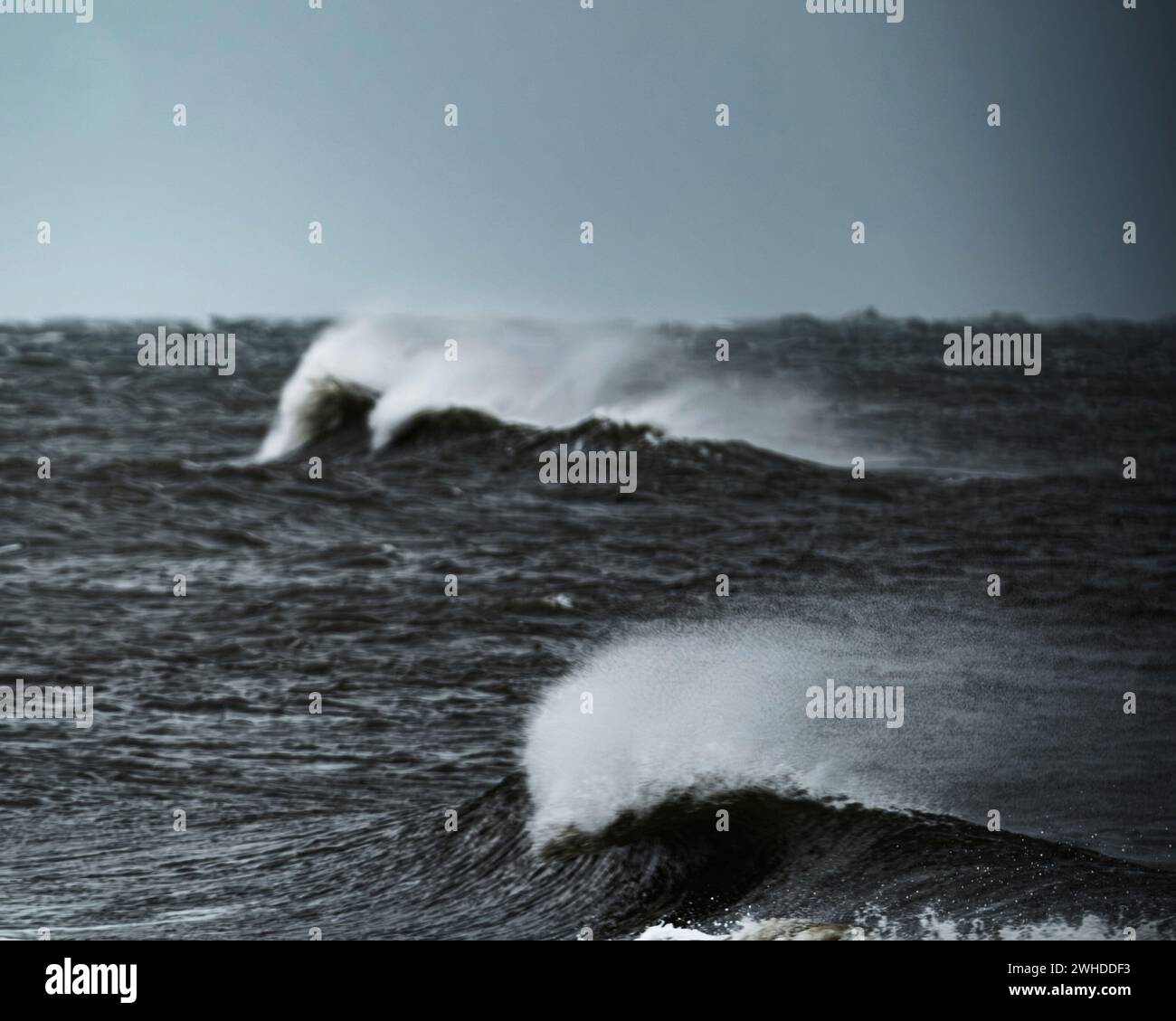 Breaking waves hi-res stock photography and images - Alamy