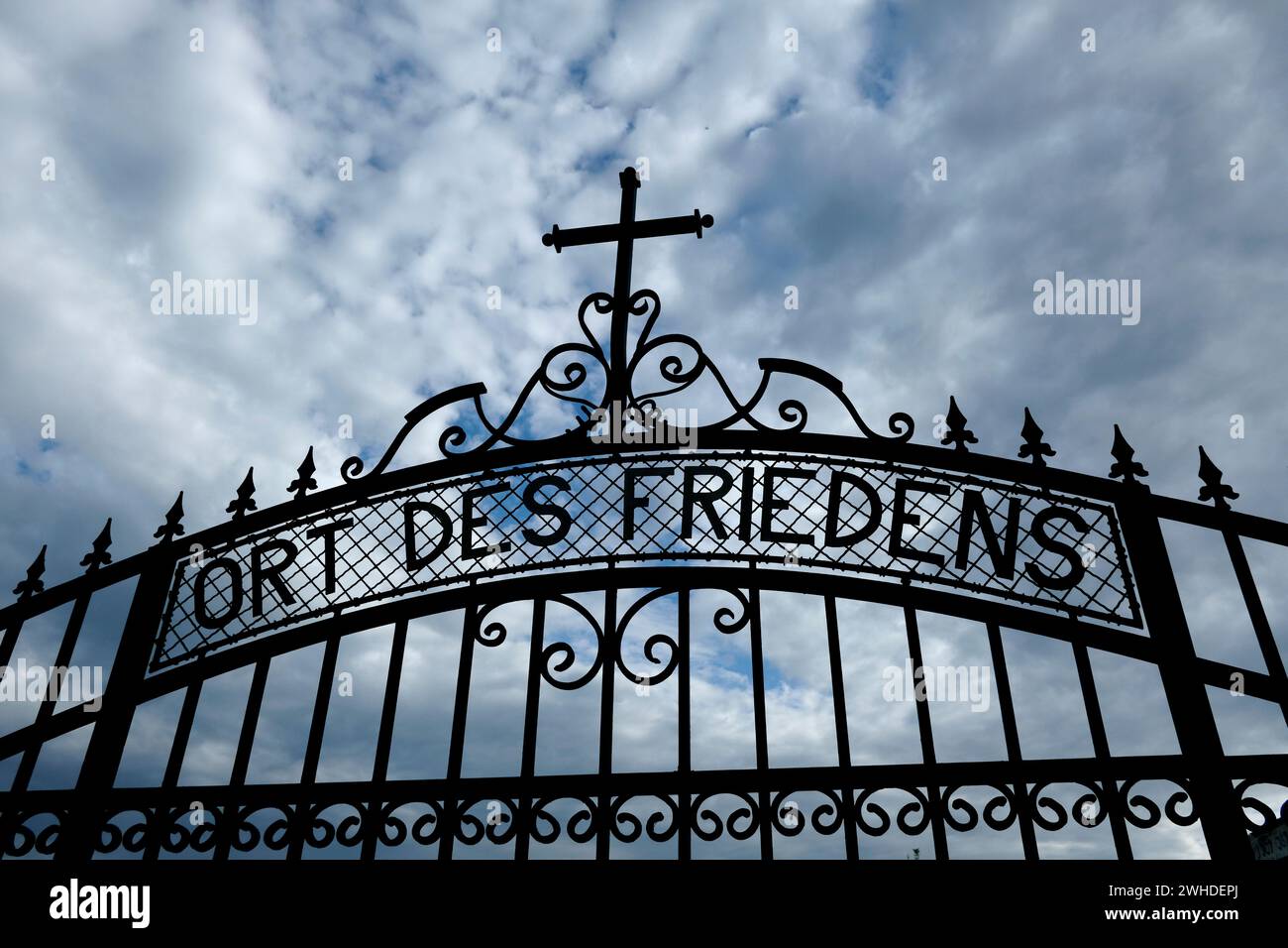 Cemetery gate detail hi-res stock photography and images - Alamy