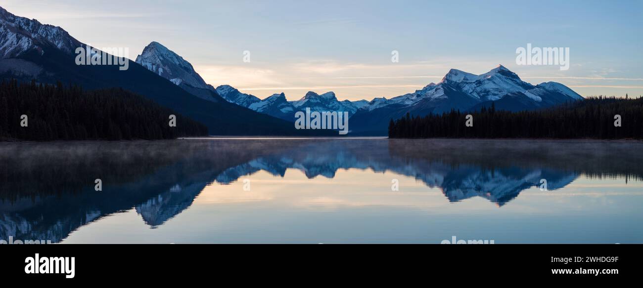Canada maligne lake hi-res stock photography and images - Alamy