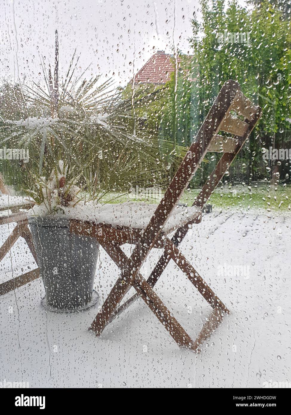 Daylight through raindrops hi-res stock photography and images - Alamy