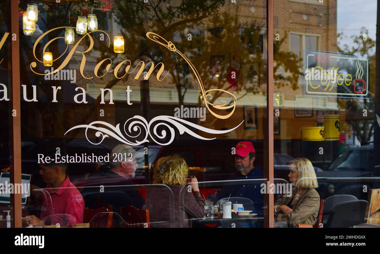 Women in restaurant window hi-res stock photography and images - Alamy