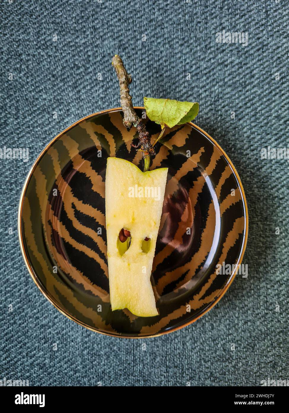 Apple cores hi-res stock photography and images - Alamy