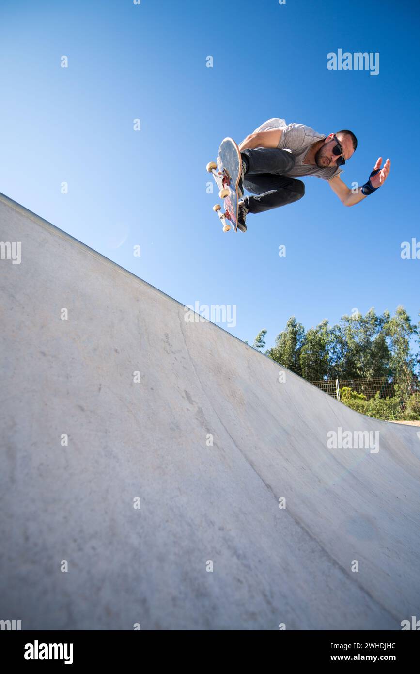 Flying skateboard hi-res stock photography and images - Alamy