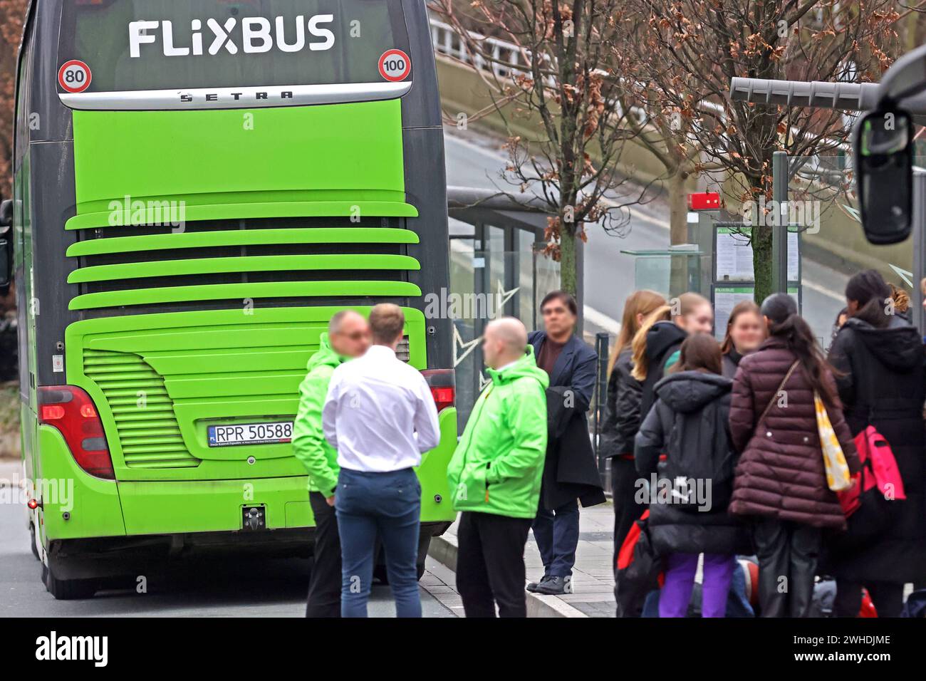 Fernbus als Alternative zur Bahn Ein grüner Bus des Unternehmens ...