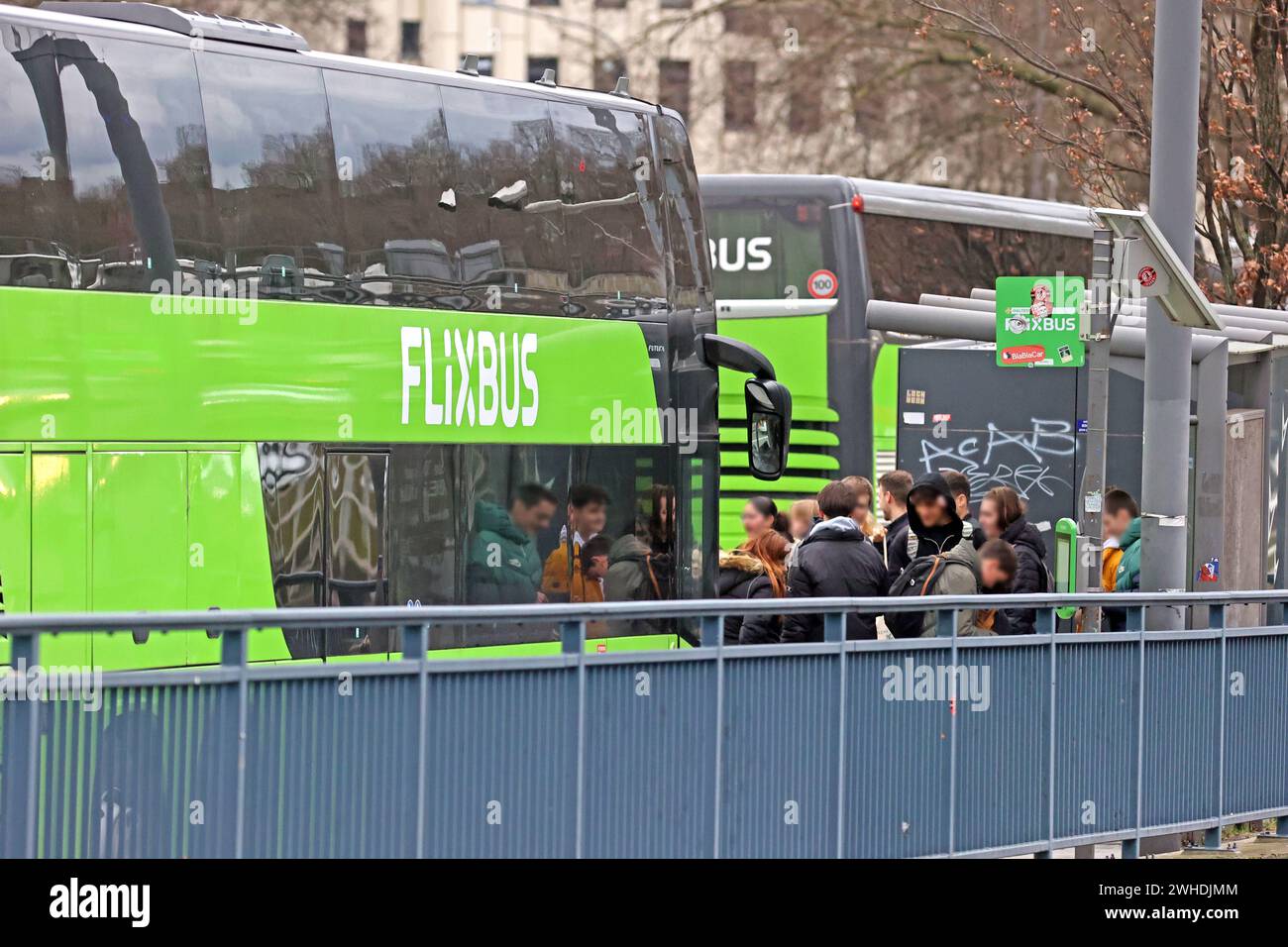 Fernbus als Alternative zur Bahn Ein grüner Bus des Unternehmens ...